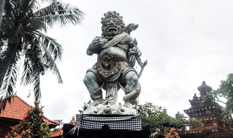 Petitenget Temple: Seminyak's Cultural Highlight